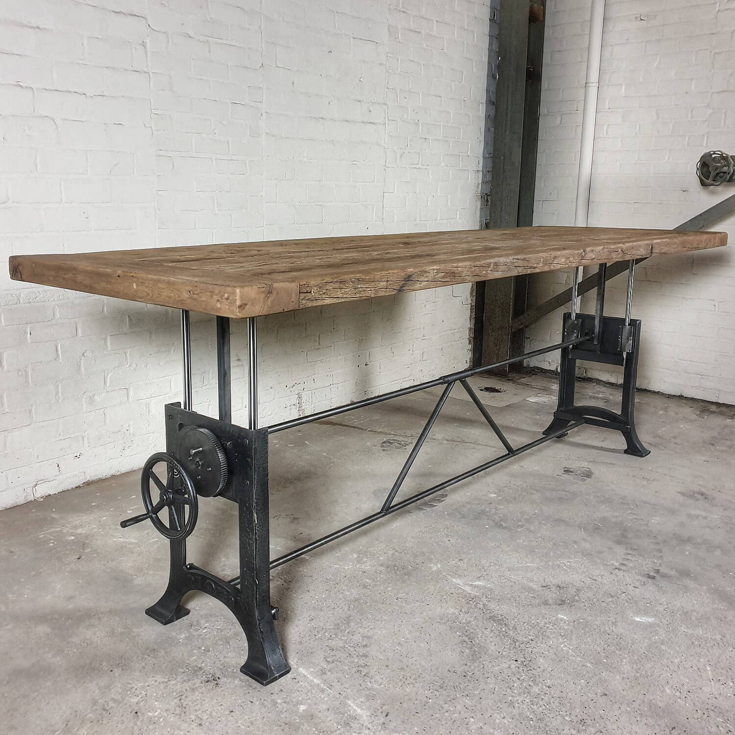 Height adjustable crank tables - DT69